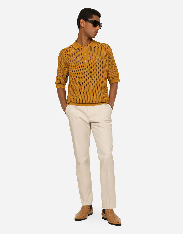 Pull polo en maille filet avec DG Hardware en Beige | Dolce&Gabbana®